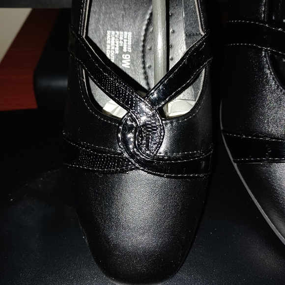 Beacon | Shoes | Comfort Well By Beacon 9 W Black Low Wedge Heel | Poshmark